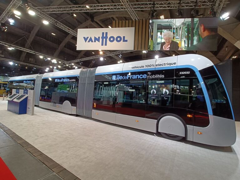 Van Hool’s 24 m bi-articulated electric bus – a show-stopper - EV Tech News